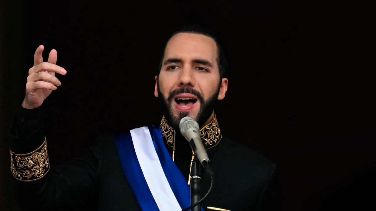 El llamativo traje de Bukele que pone en discusión el protocolo en su ...